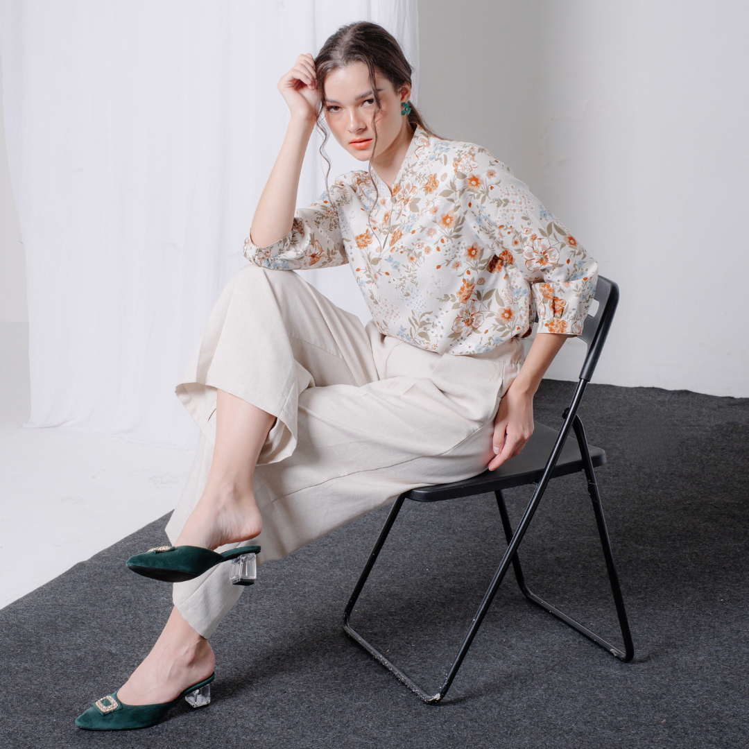 SIMPLICITY Floral Print Smocked Cuff Blouse – www.simplicity.co.id