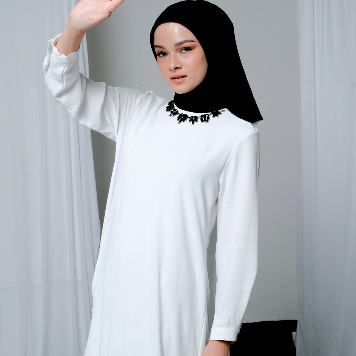 SIMPLICITY Crinkle Layered Maxi Dress With Necklace – www.simplicity.co.id